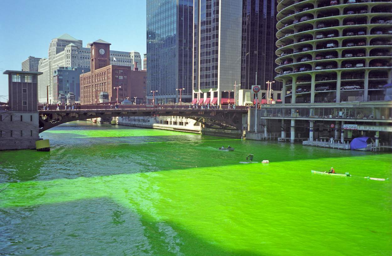 Die Geschichte der Chicago River Dyeing | Enjoy Illinois